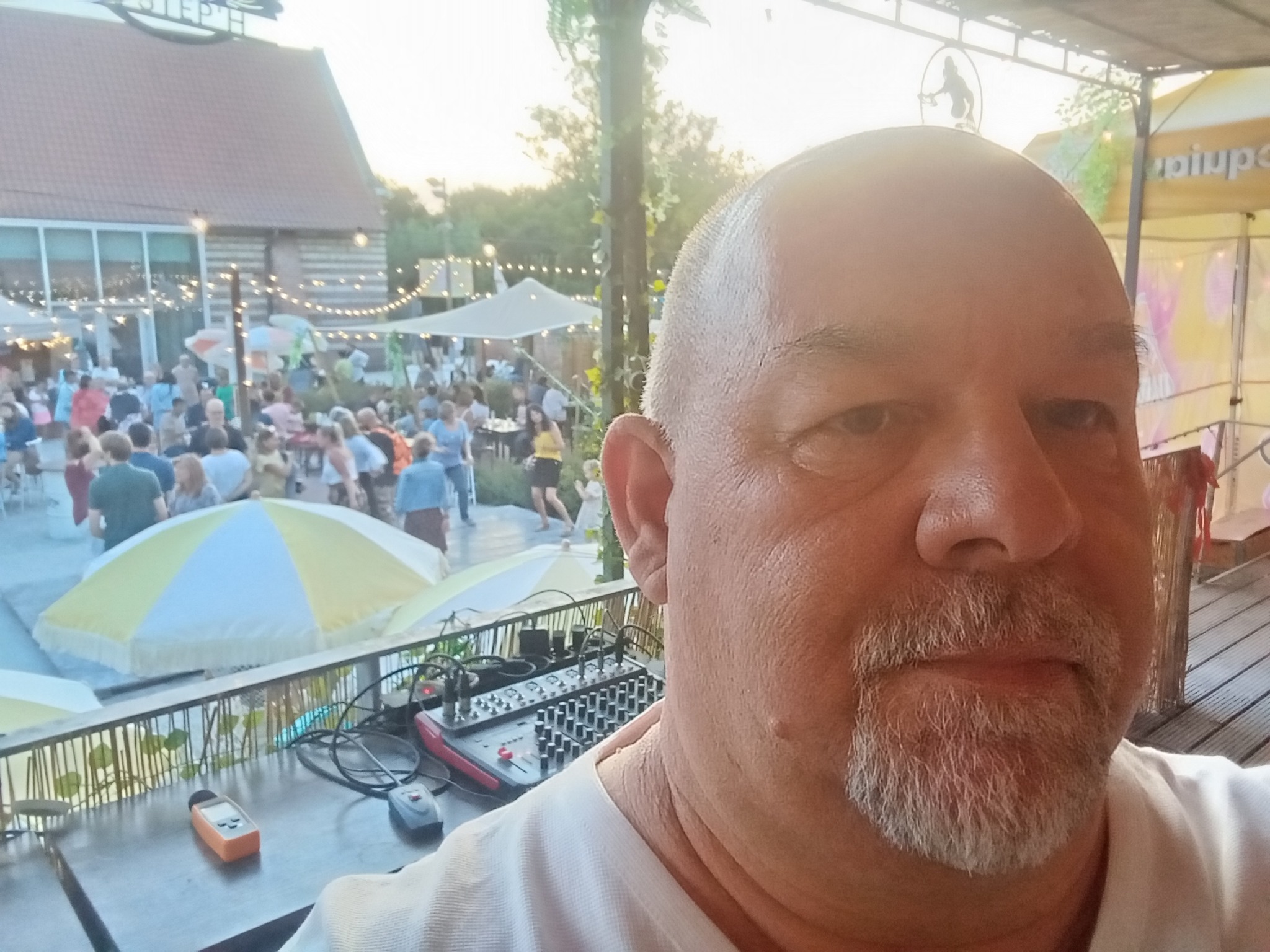 DJ généraliste Eric NC anime une guinguette près de Lille